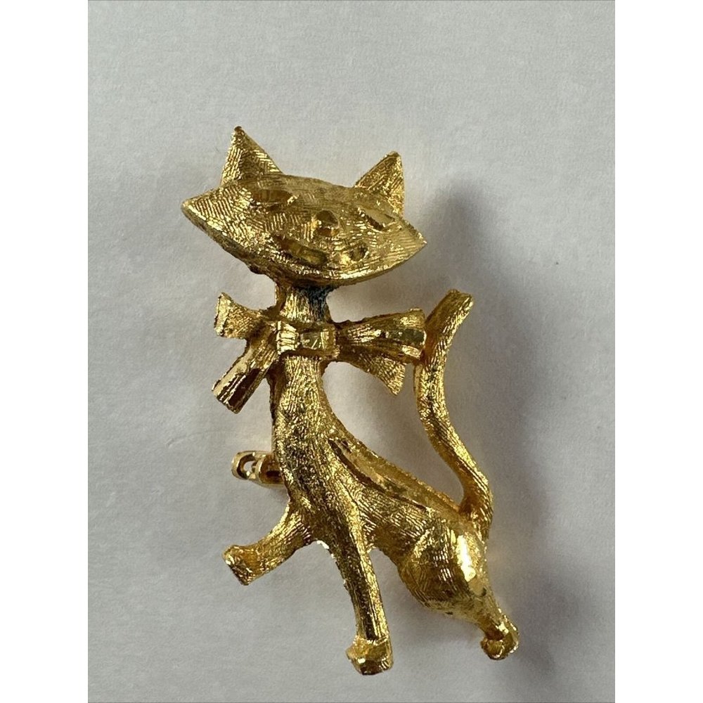 Mcm Gold Toned With Texture Cat Pin With Bow - Gem
